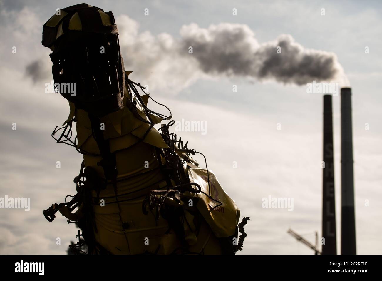 News industry refinery hi-res stock photography and images - Alamy