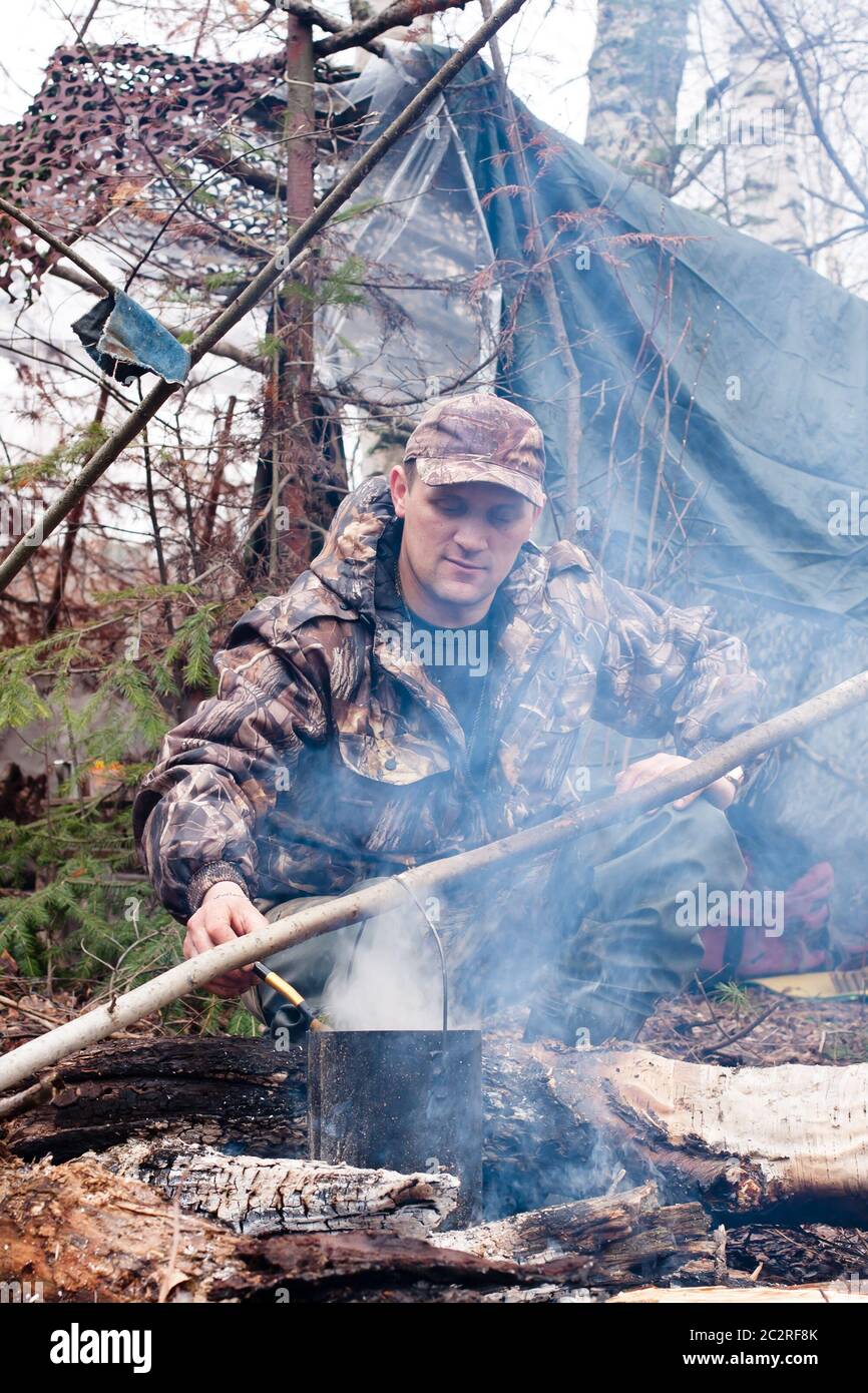 hunter cooking dinner over a campfire Stock Photo - Alamy