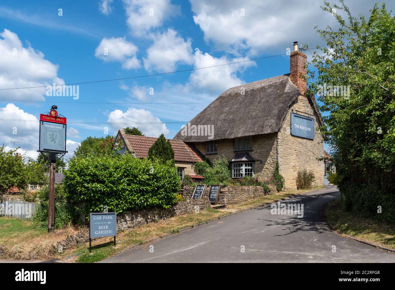 Country pub in english village hi-res stock photography and images - Alamy