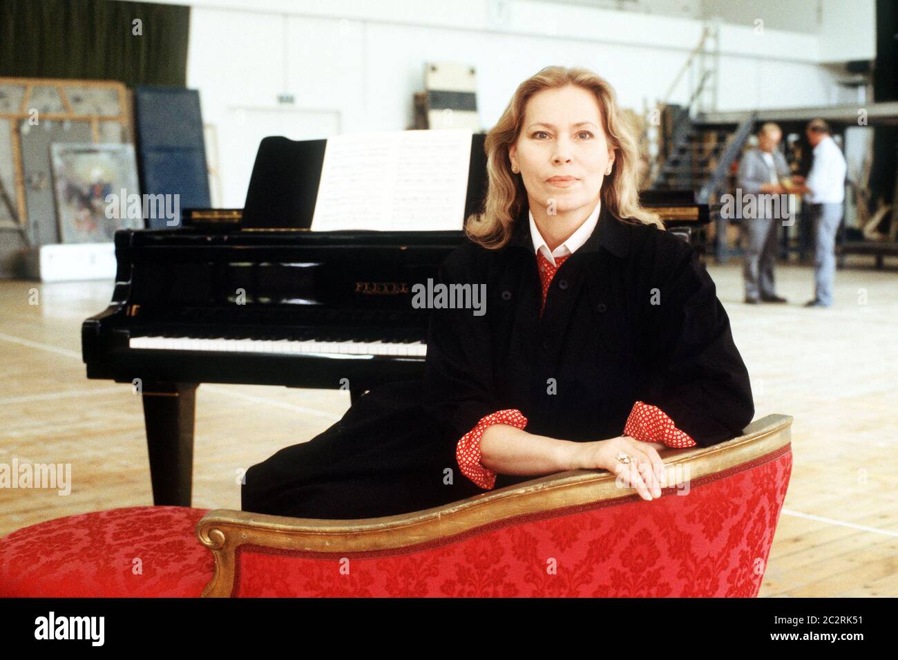 Porträt der Sängerin JULIA VARADY vor einem Klavier, September 1991 ...