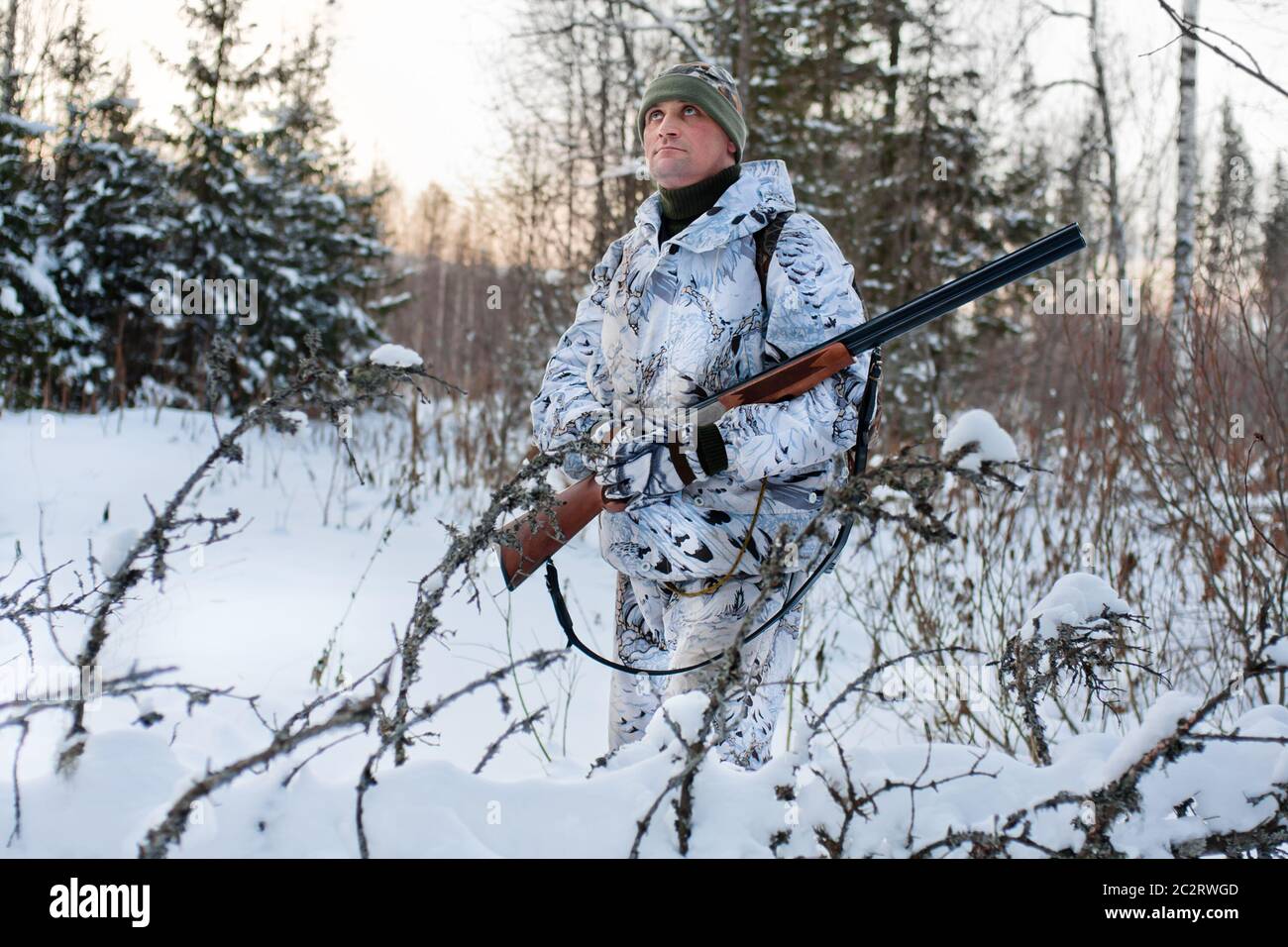 Hunter with gun hi-res stock photography and images - Alamy