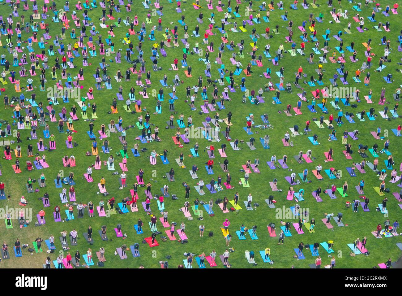 Large group of people hi-res stock photography and images - Alamy