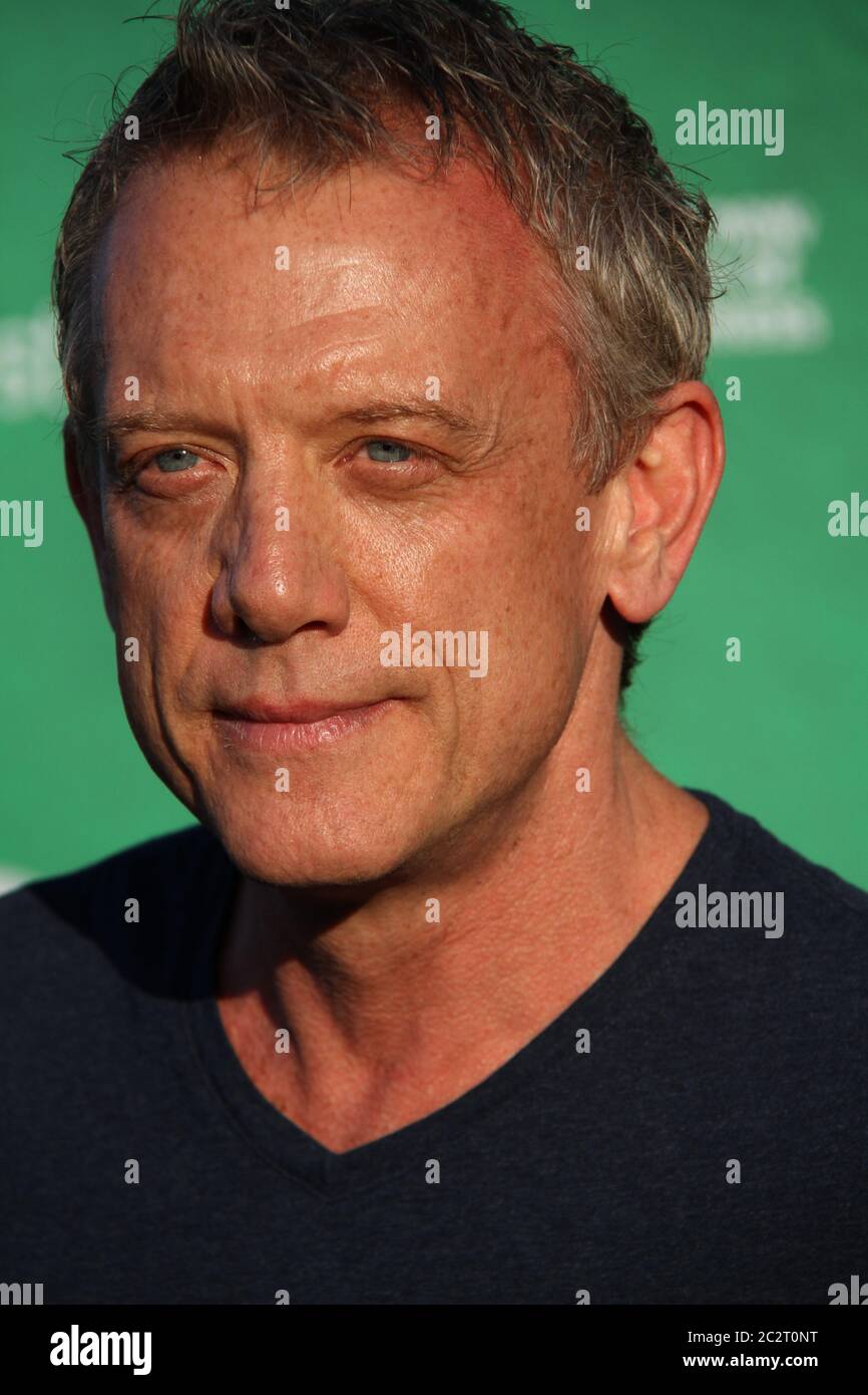 Simon Burke arrives on the ‘black carpet’ for Tropfest Australia ...