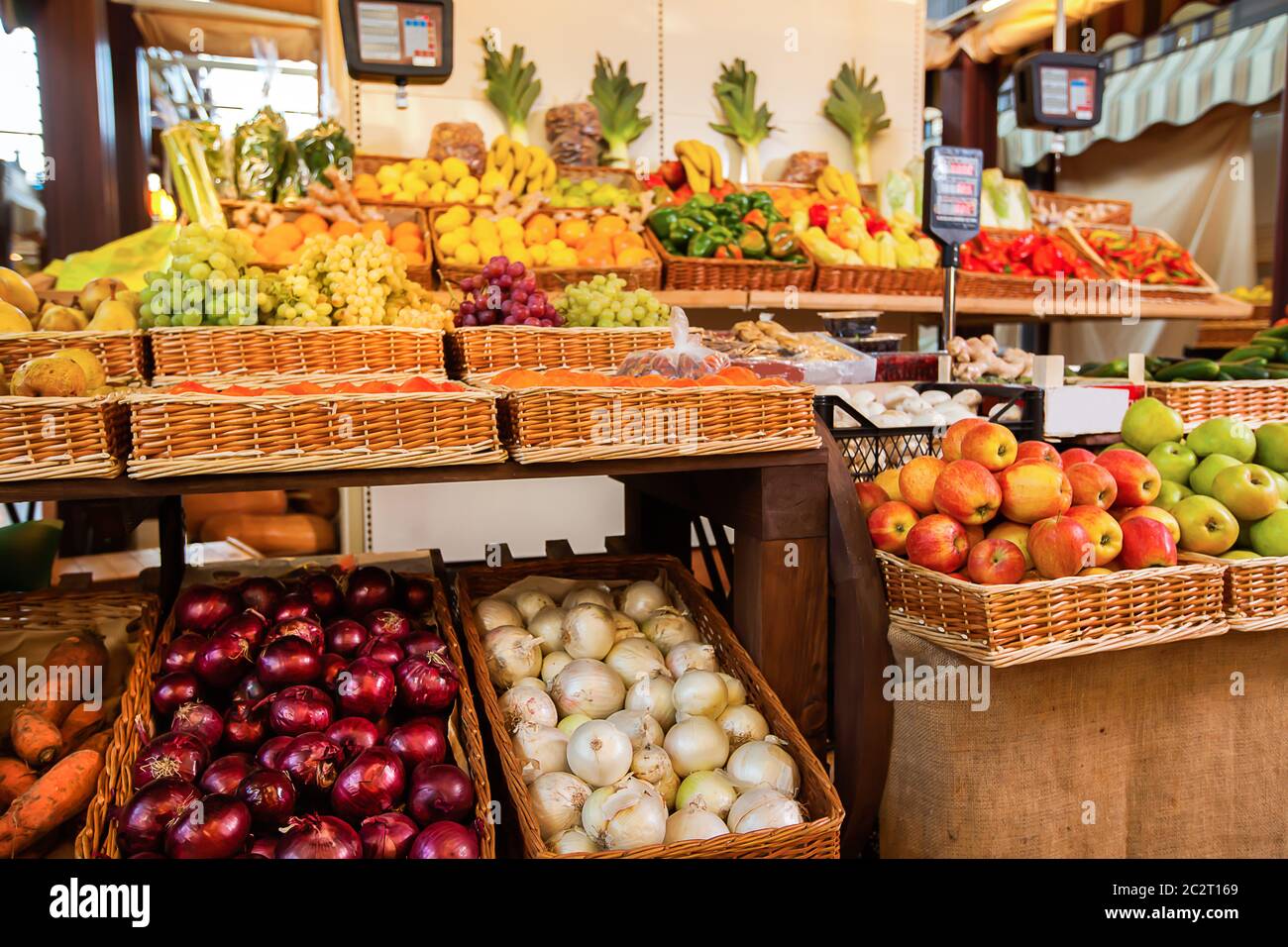 Green grocer counter hi-res stock photography and images - Alamy