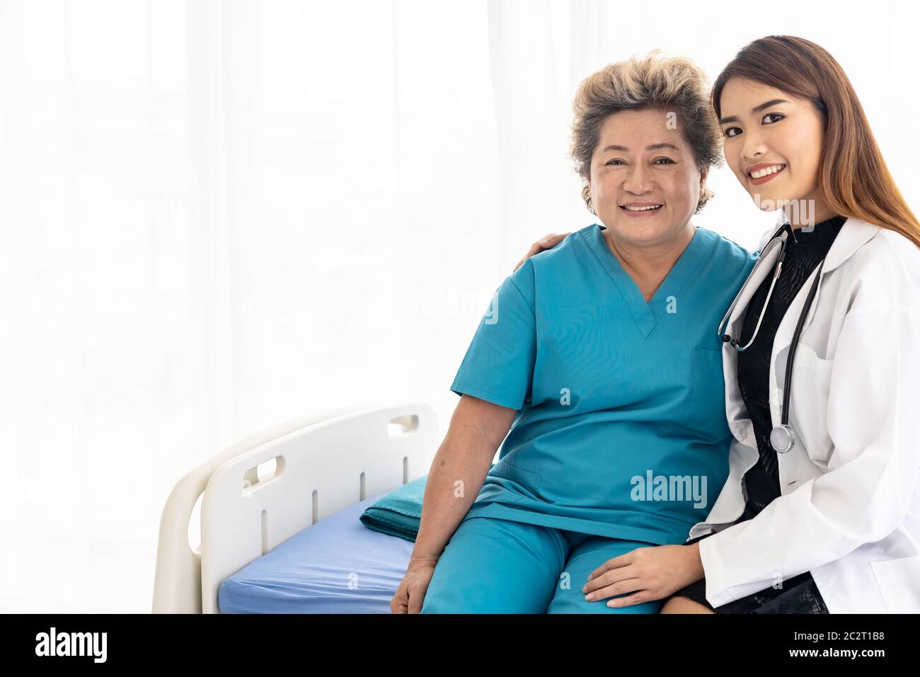 Doctor hug patient hi-res stock photography and images - Alamy