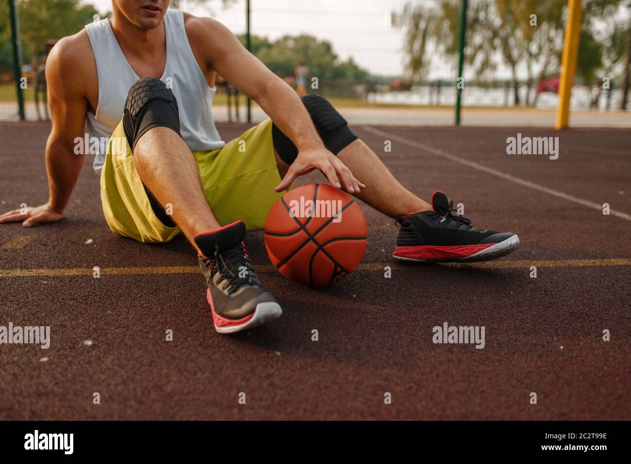 Basketball player resting male hi-res stock photography and images - Alamy
