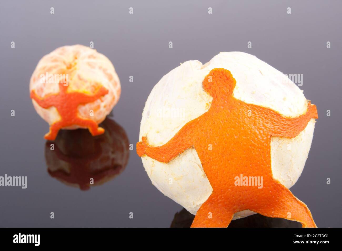 A strong men of peel holding big orange and mandarin Stock Photo - Alamy