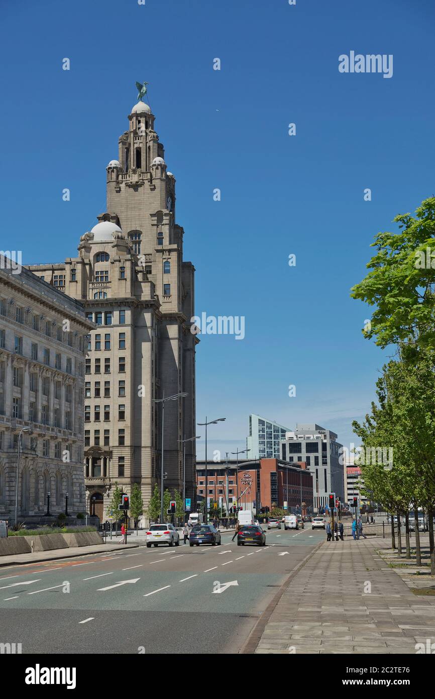 Liverpool reflection people hi-res stock photography and images - Alamy