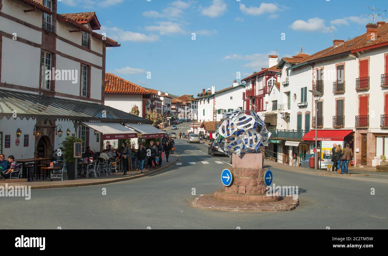 Donibane Garazi desde la rotonda Stock Photo - Alamy