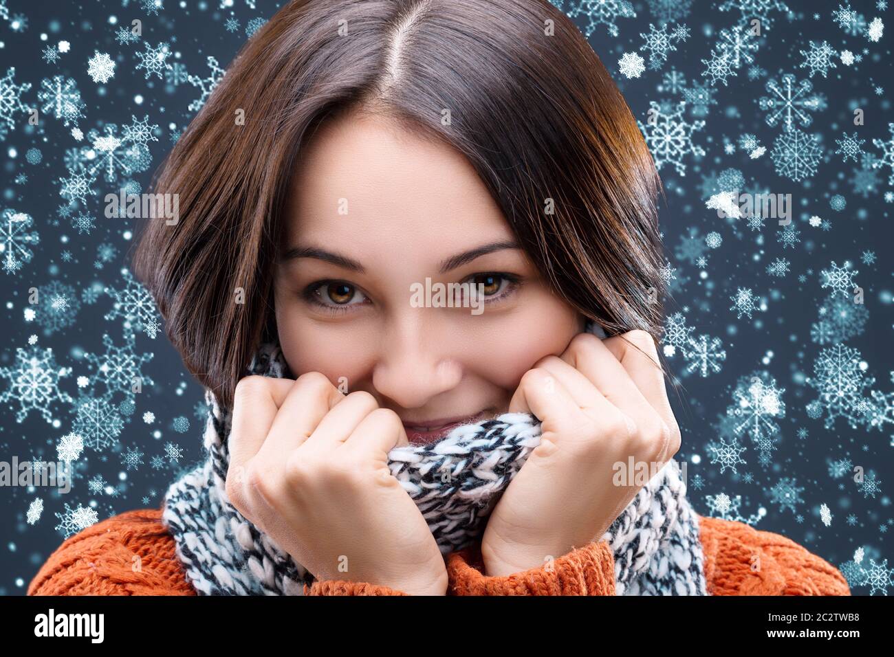 Snowflakes fall hi-res stock photography and images - Alamy