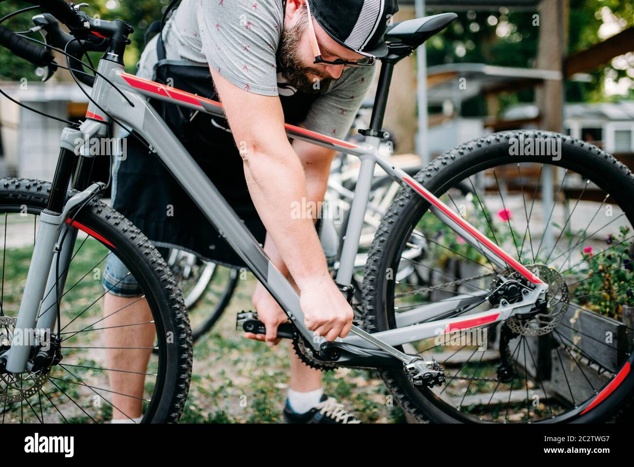Bicycle and pedals and mechanic hi-res stock photography and images - Alamy