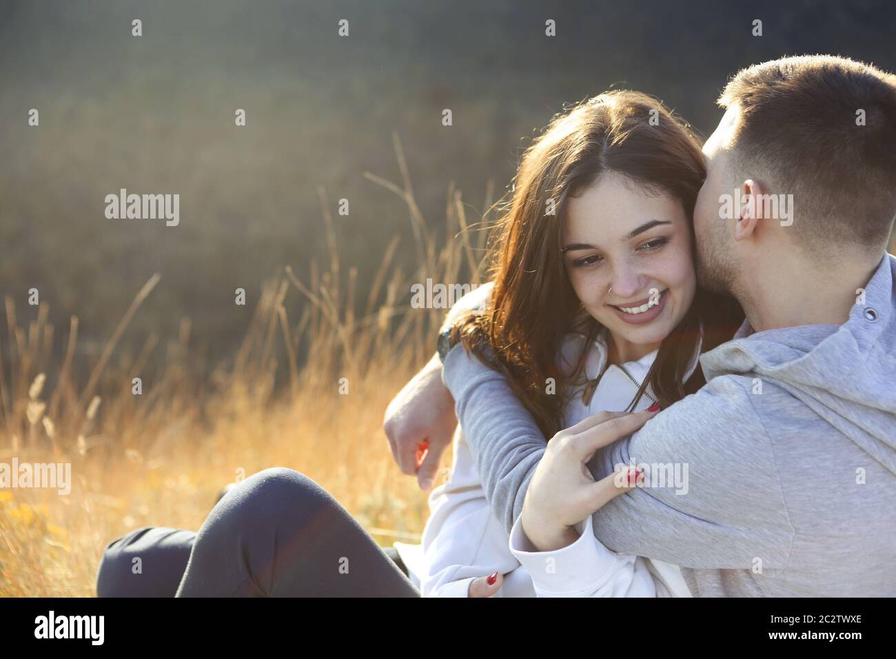 Couple dressed in white hi-res stock photography and images - Alamy