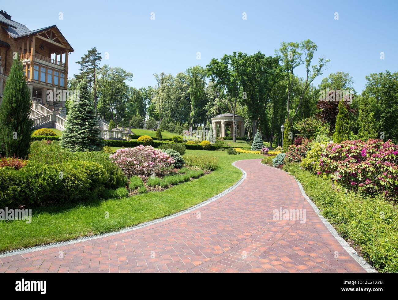 Long curved path in a green park Stock Photo - Alamy