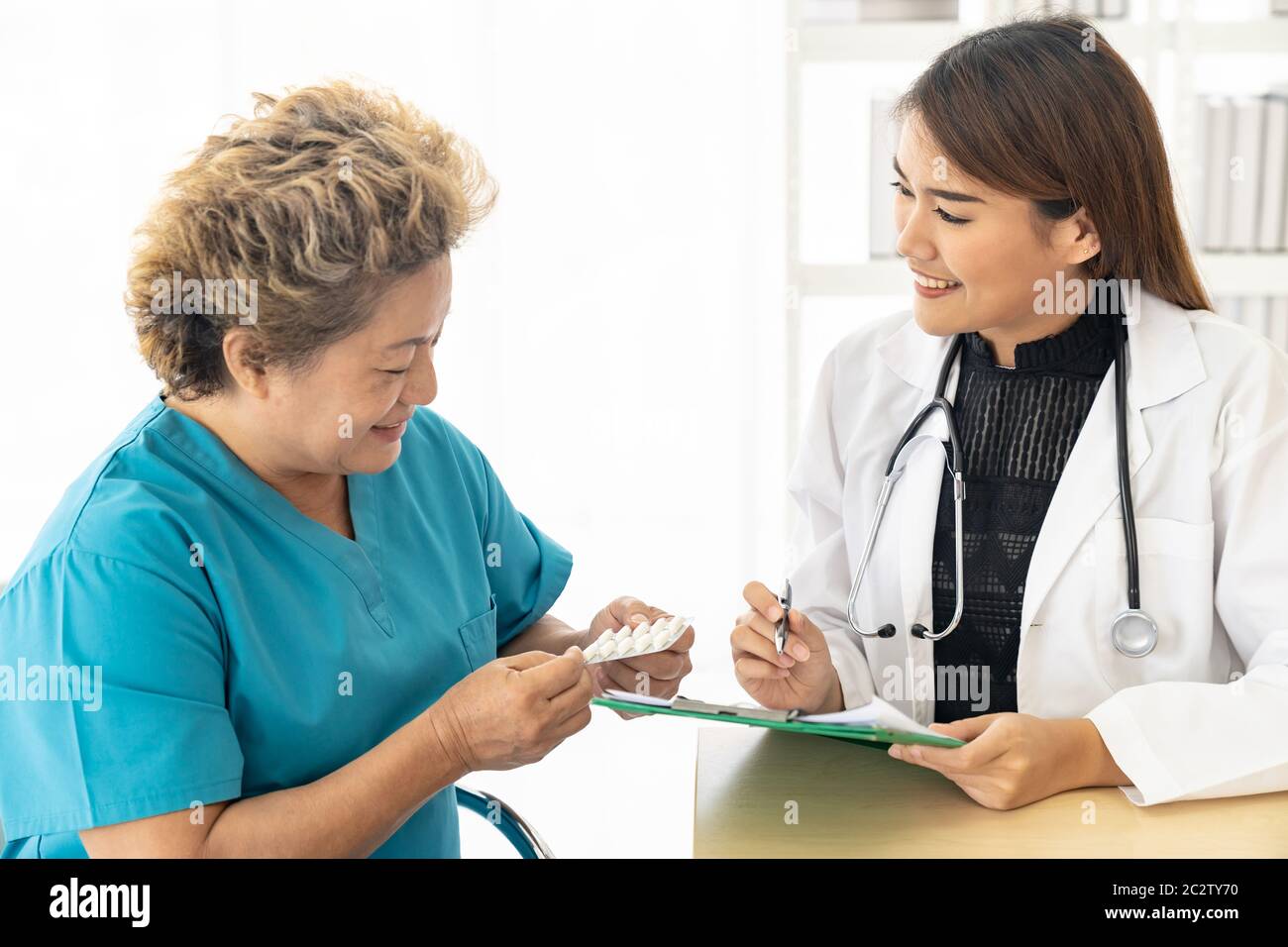 Doctor prescribing pills patient Stock Photo - Alamy