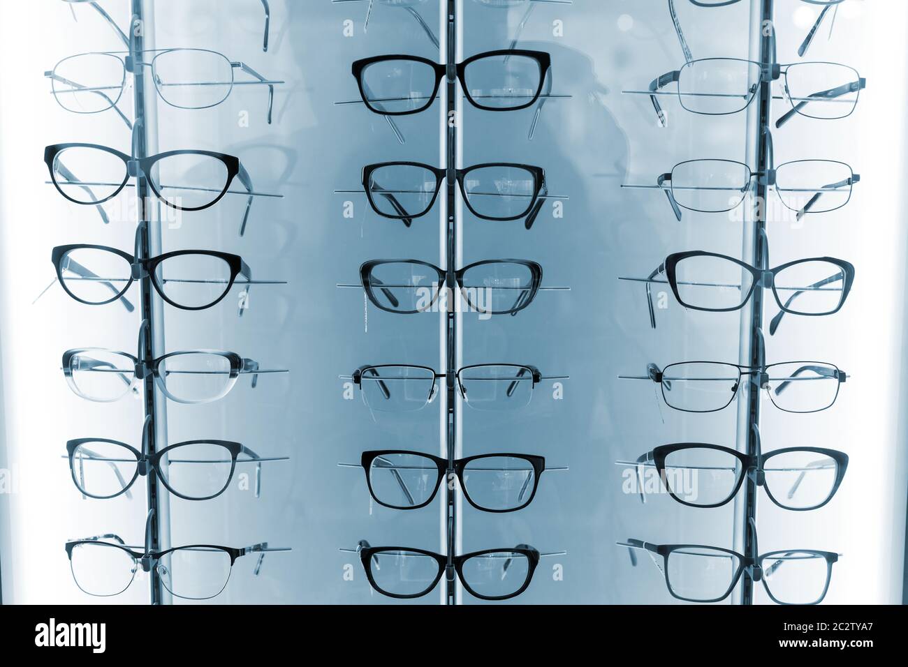 Set of eyeglasses on behind the shop window Stock Photo - Alamy