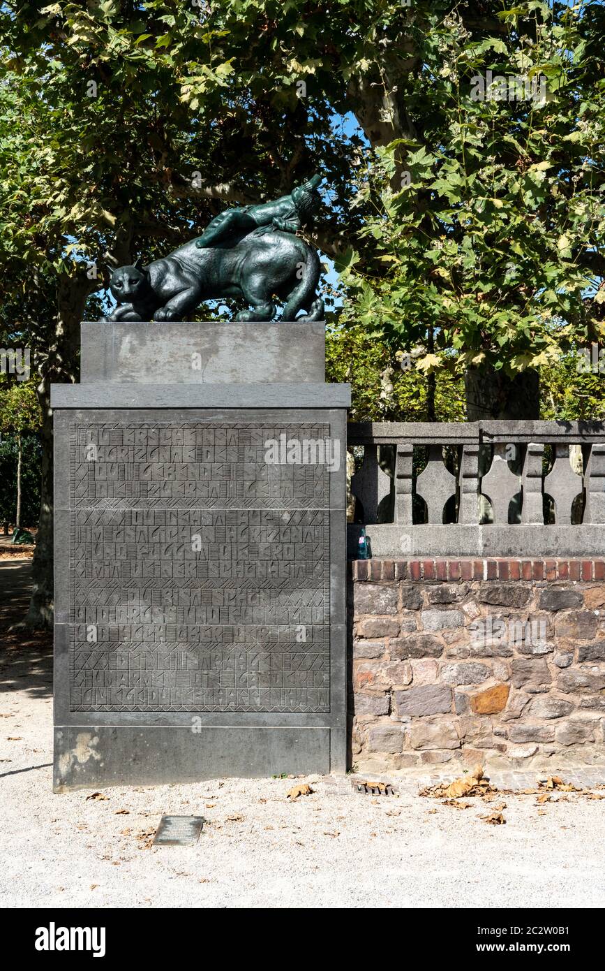 Entrance pillar of the plane grove with sculptures Stock Photo - Alamy
