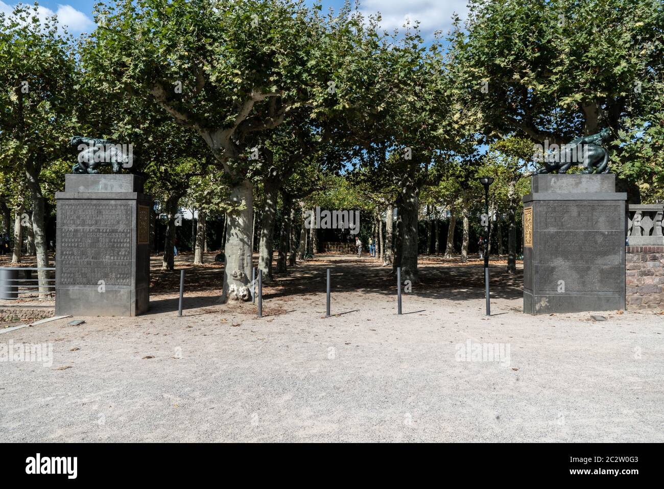 Pillar sculptures hi-res stock photography and images - Alamy