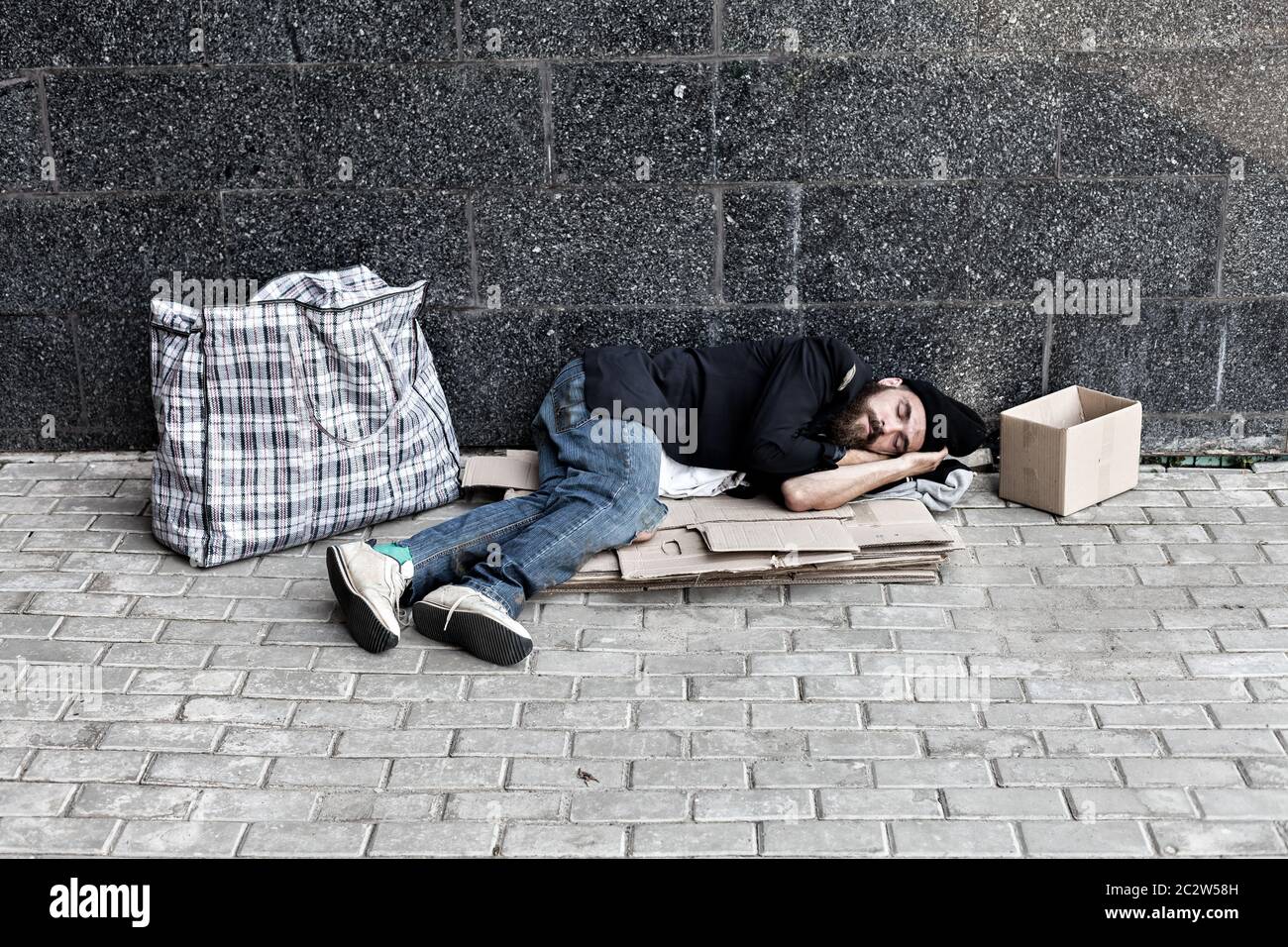 Homeless sleeping on the cardboard on the street Stock Photo - Alamy
