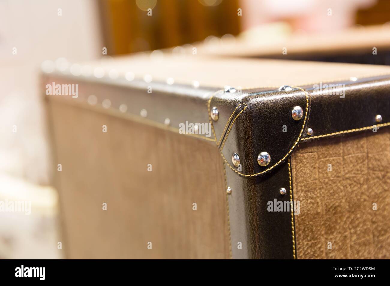 Broken suitcase handle hi-res stock photography and images - Alamy