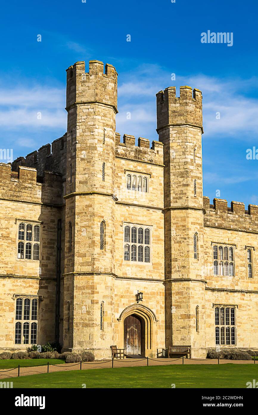 Leeds castle entrance hi-res stock photography and images - Alamy