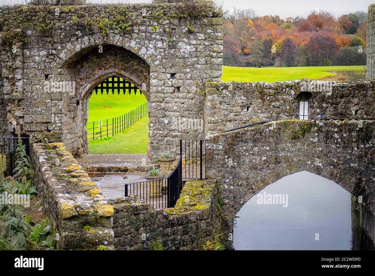 Gate of Leeds castle with a portcullis Stock Photo - Alamy