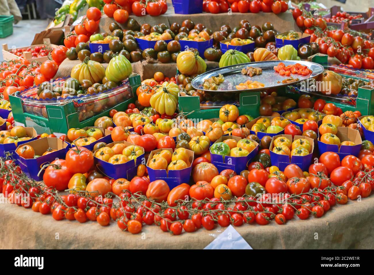 Variety of Tomatoes at Farmers Market Stall Stock Photo - Alamy
