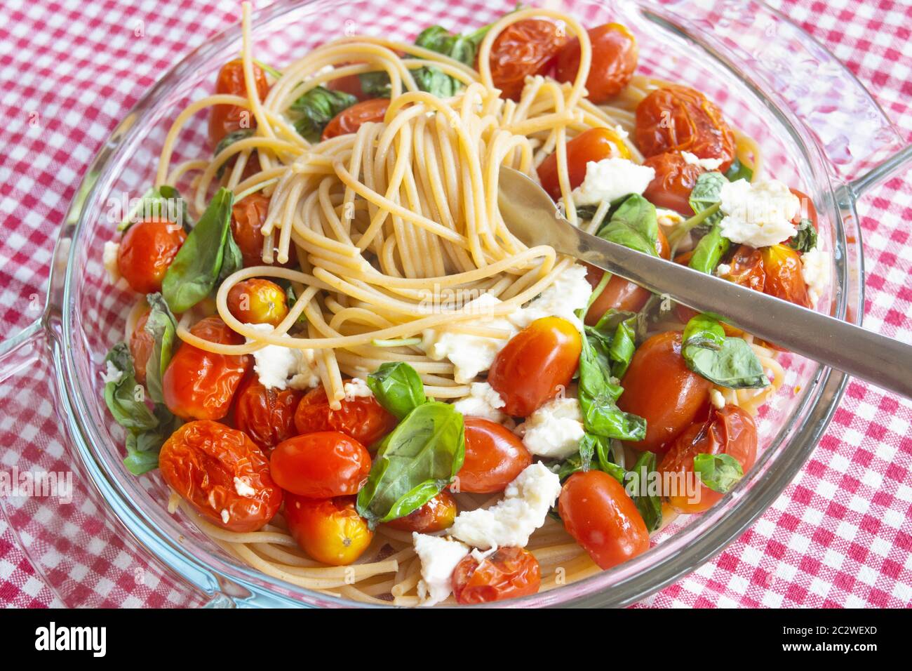 spaghetti alla crudaiola with cherry tomatoes basil and mozzarella ...
