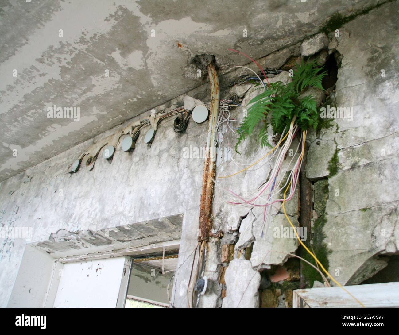 Abandoned building interior. Damaged wall Stock Photo - Alamy