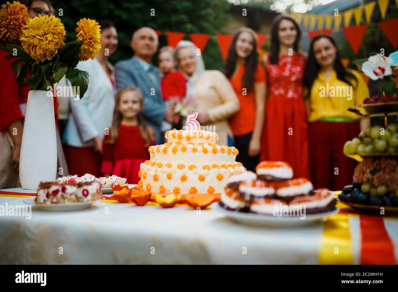 Kids outside birthday party hi-res stock photography and images - Alamy
