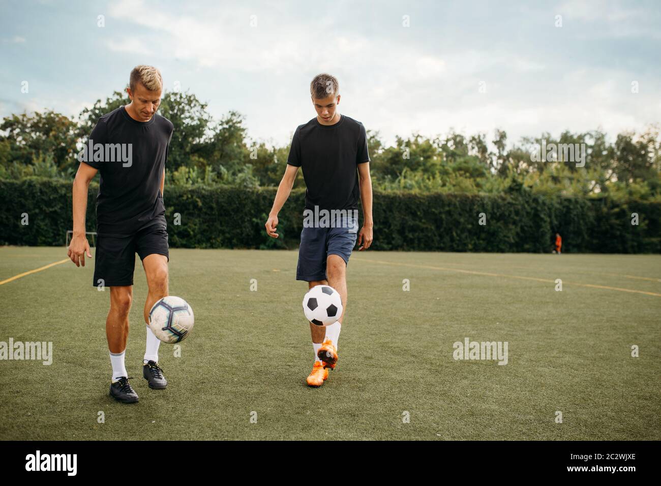 Young footballers training hi-res stock photography and images - Alamy