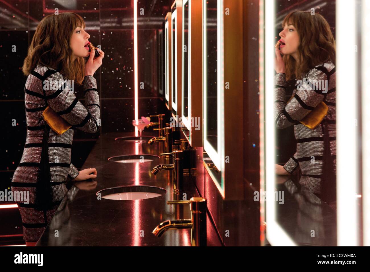 Anne hathaway the hustle movie hi-res stock photography and images - Alamy