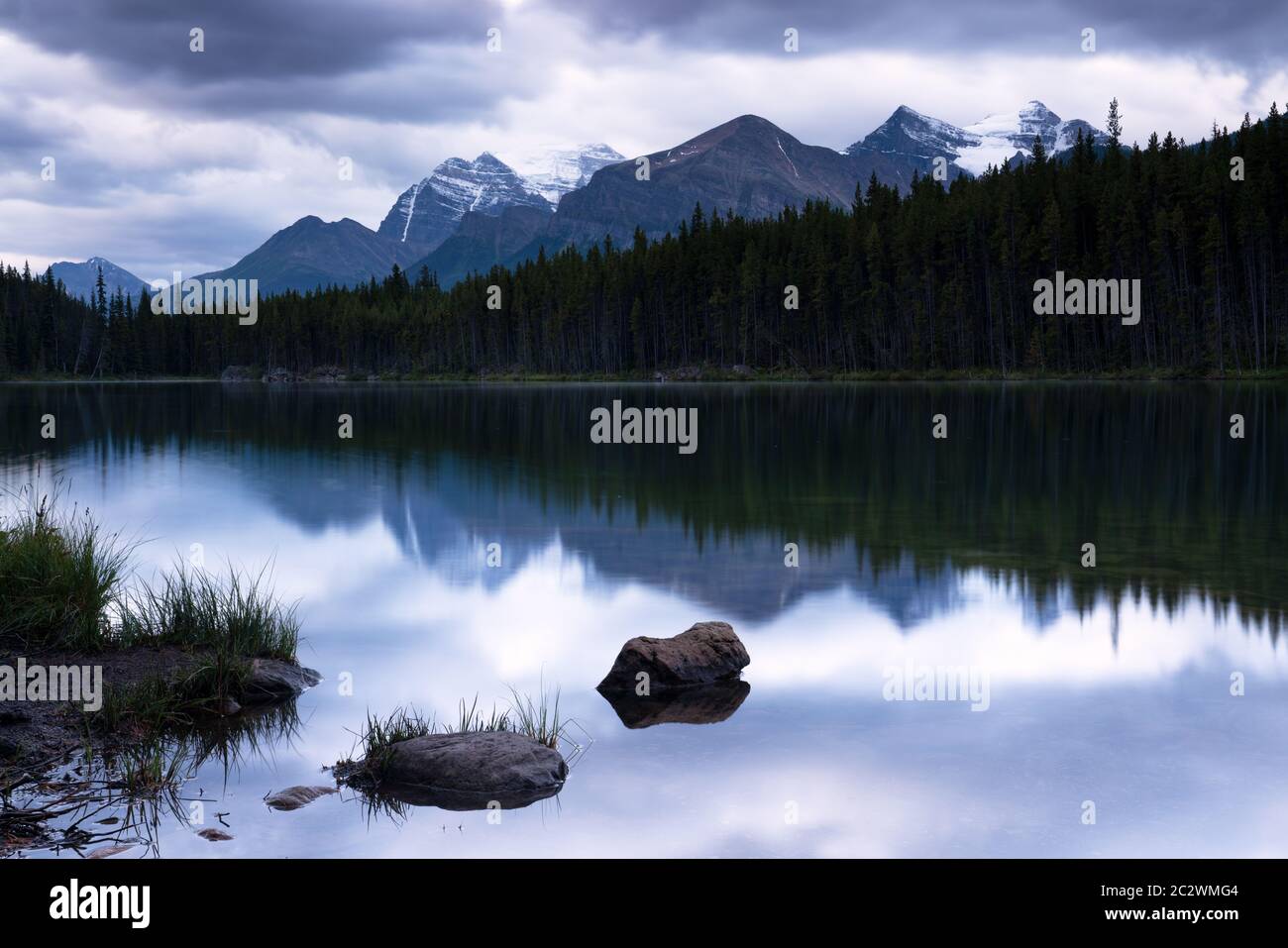 Herbert lake panorama in banff national park hi-res stock photography ...