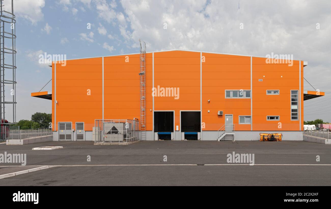 Big Orange Distribution Warehouse Building Side Stock Photo - Alamy