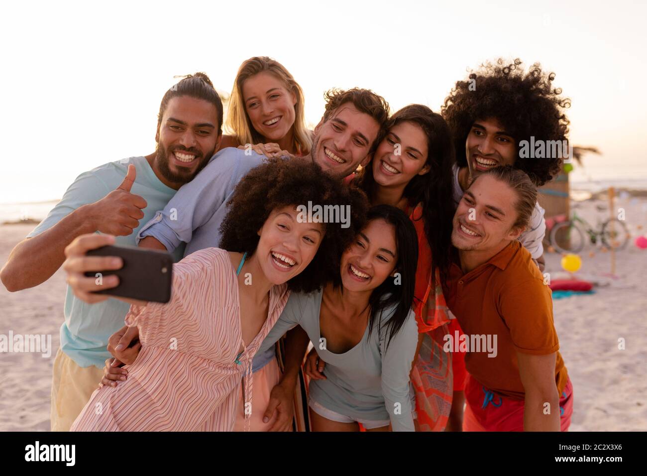 Group selfie at beach hi-res stock photography and images - Alamy