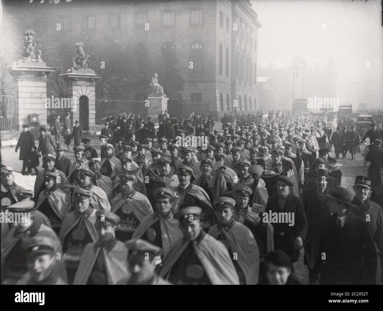 The lucky men of the winter relief organization (Losverkaeufer ...