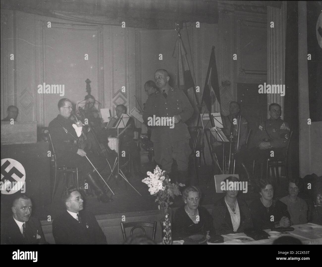Heinrich Hoffmann Photographs 1933 Adolf Hitler's official photographer ...