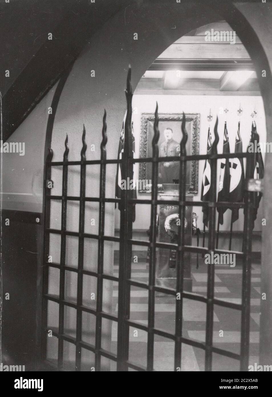 Heinrich Hoffmann Photographs 1933 Adolf Hitler's official photographer ...