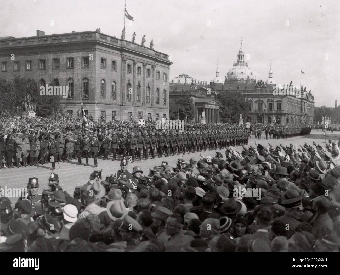 Parade of the Reichswehr in front of the Cenotaph under the Linden ...