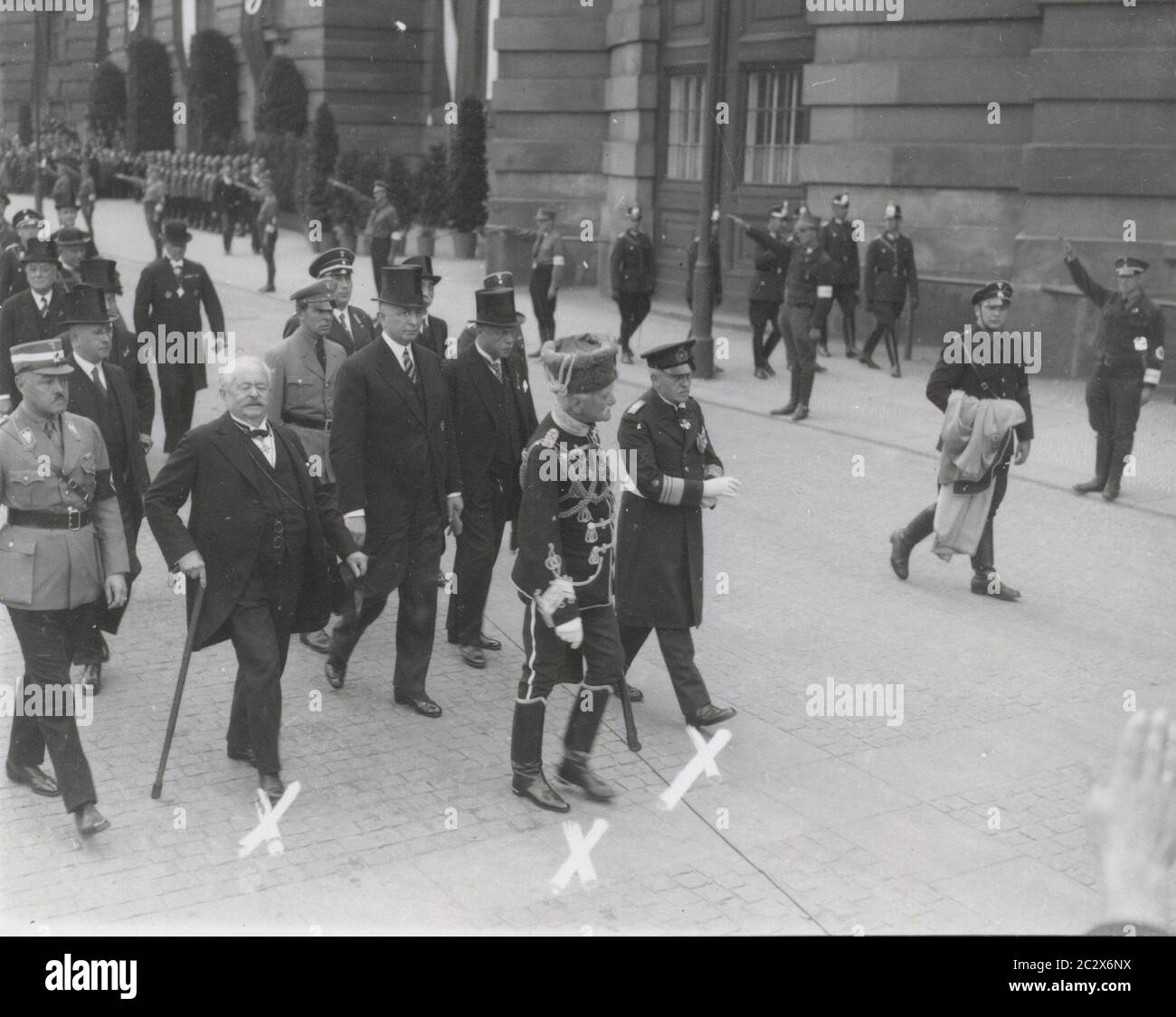 Parade of the Reichswehr in front of the Cenotaph under the Linden ...