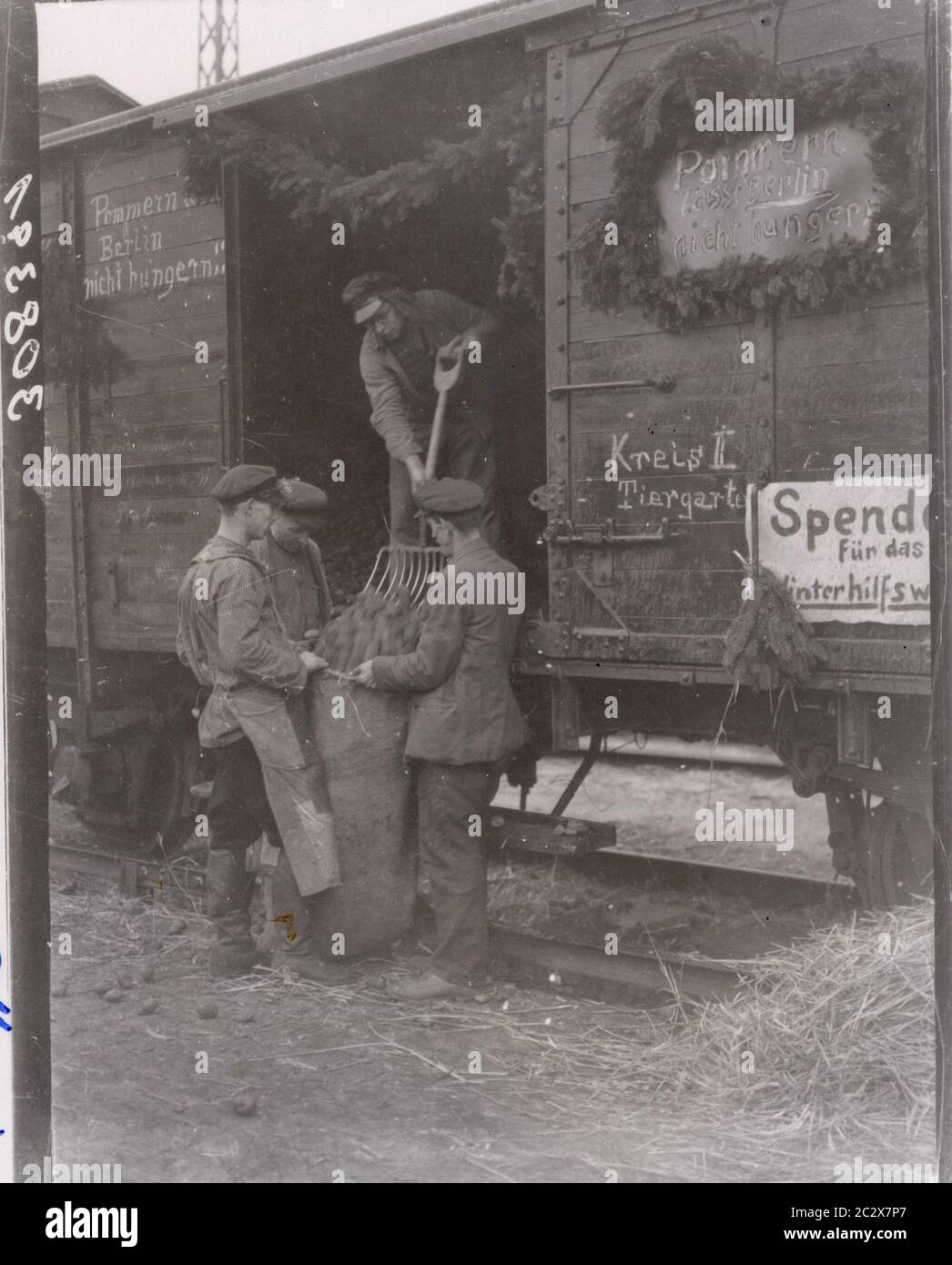 Winter Relief Organization - Reportage Heinrich Hoffmann Photographs ...