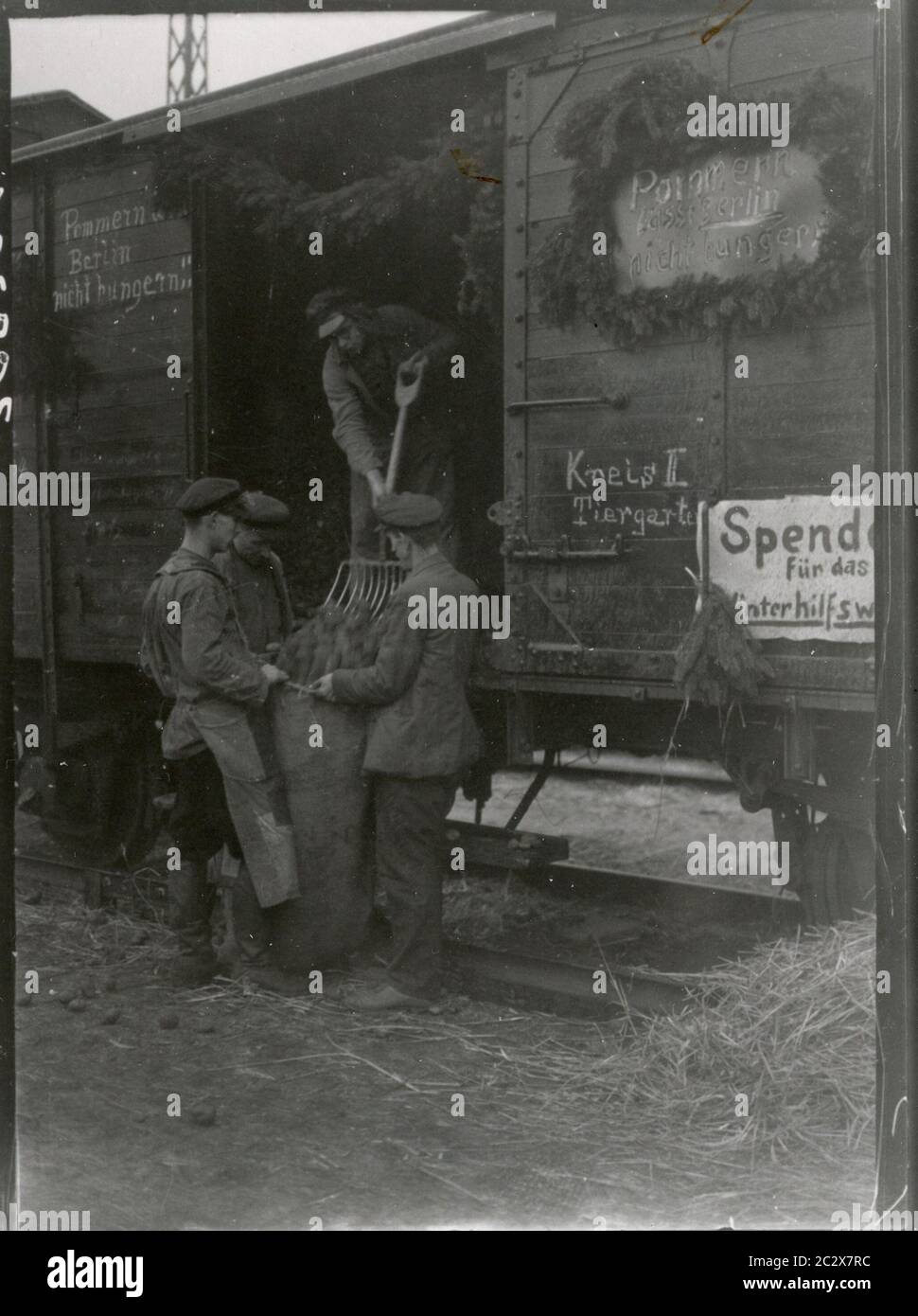 Winter Relief Organization - Reportage Heinrich Hoffmann Photographs ...