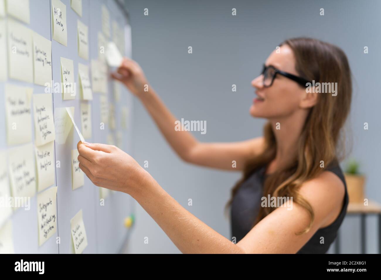 Woman white board sticky notes hi-res stock photography and images - Alamy