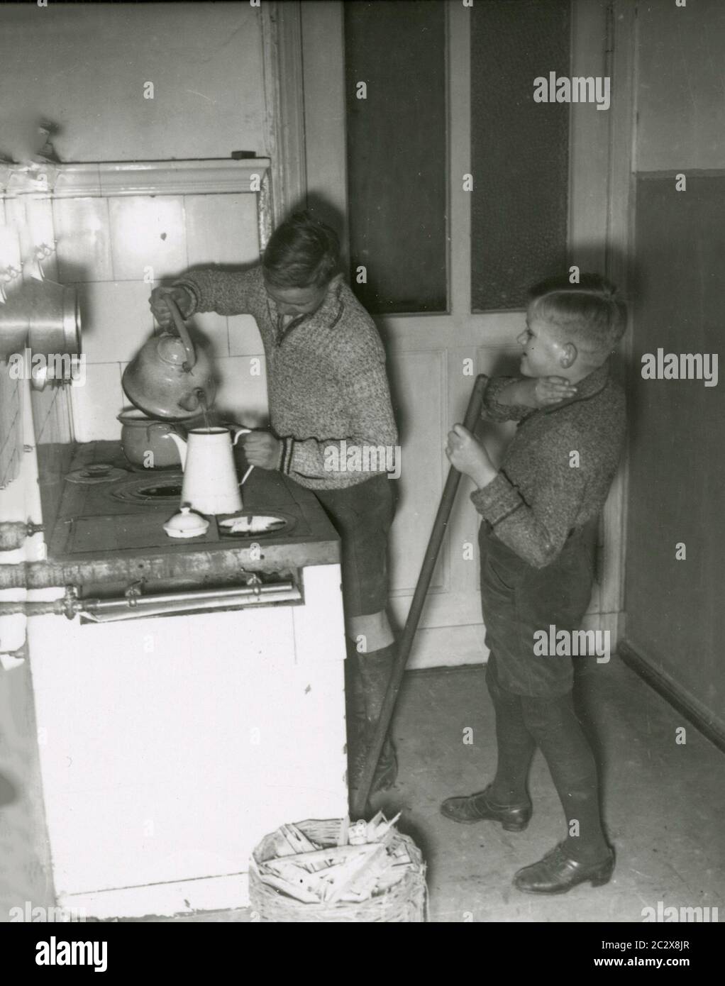Young people build a home reportage Heinrich Hoffmann Photographs 1933 ...