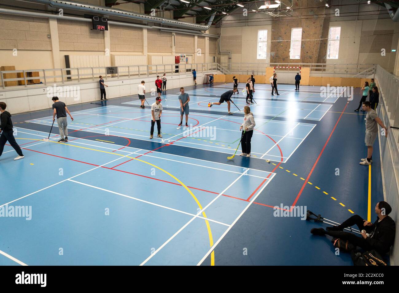 Floorball game students hi-res stock photography and images - Alamy