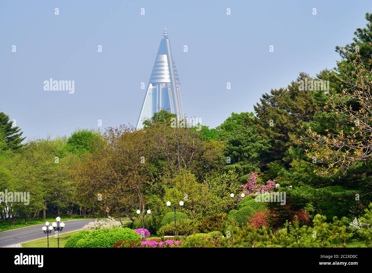 Pyramid shaped skyscraper hi-res stock photography and images - Alamy
