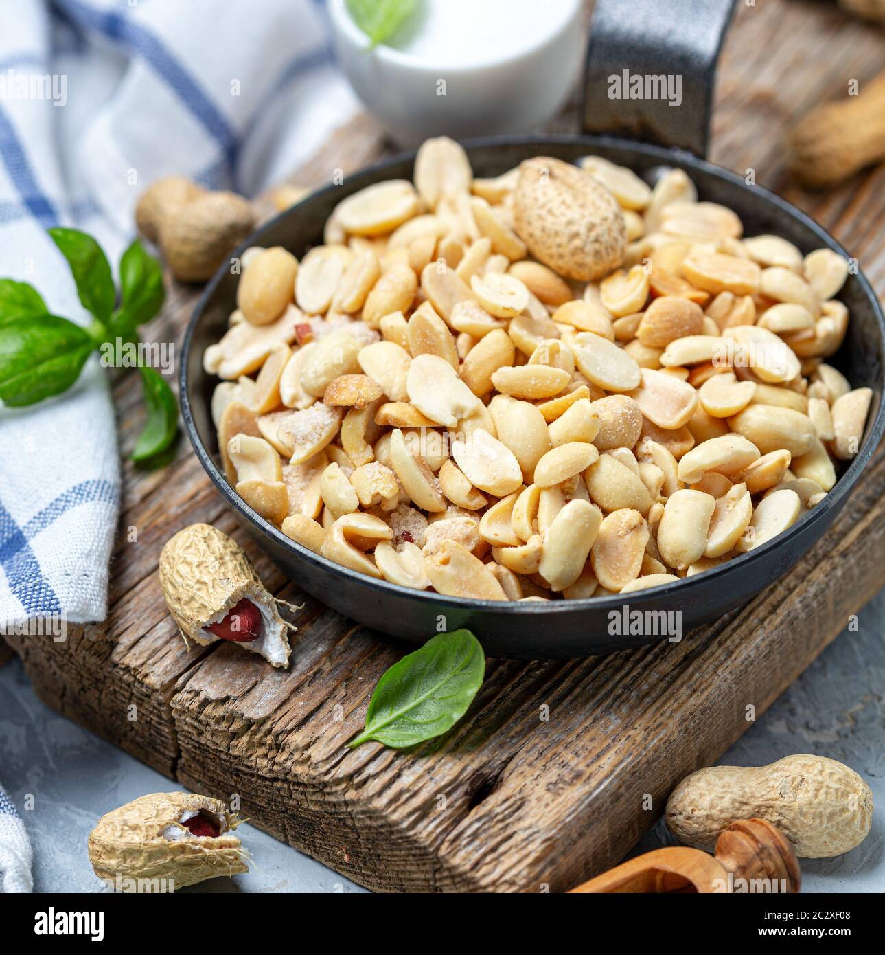 Roasted peanuts with salt in the pan Stock Photo - Alamy
