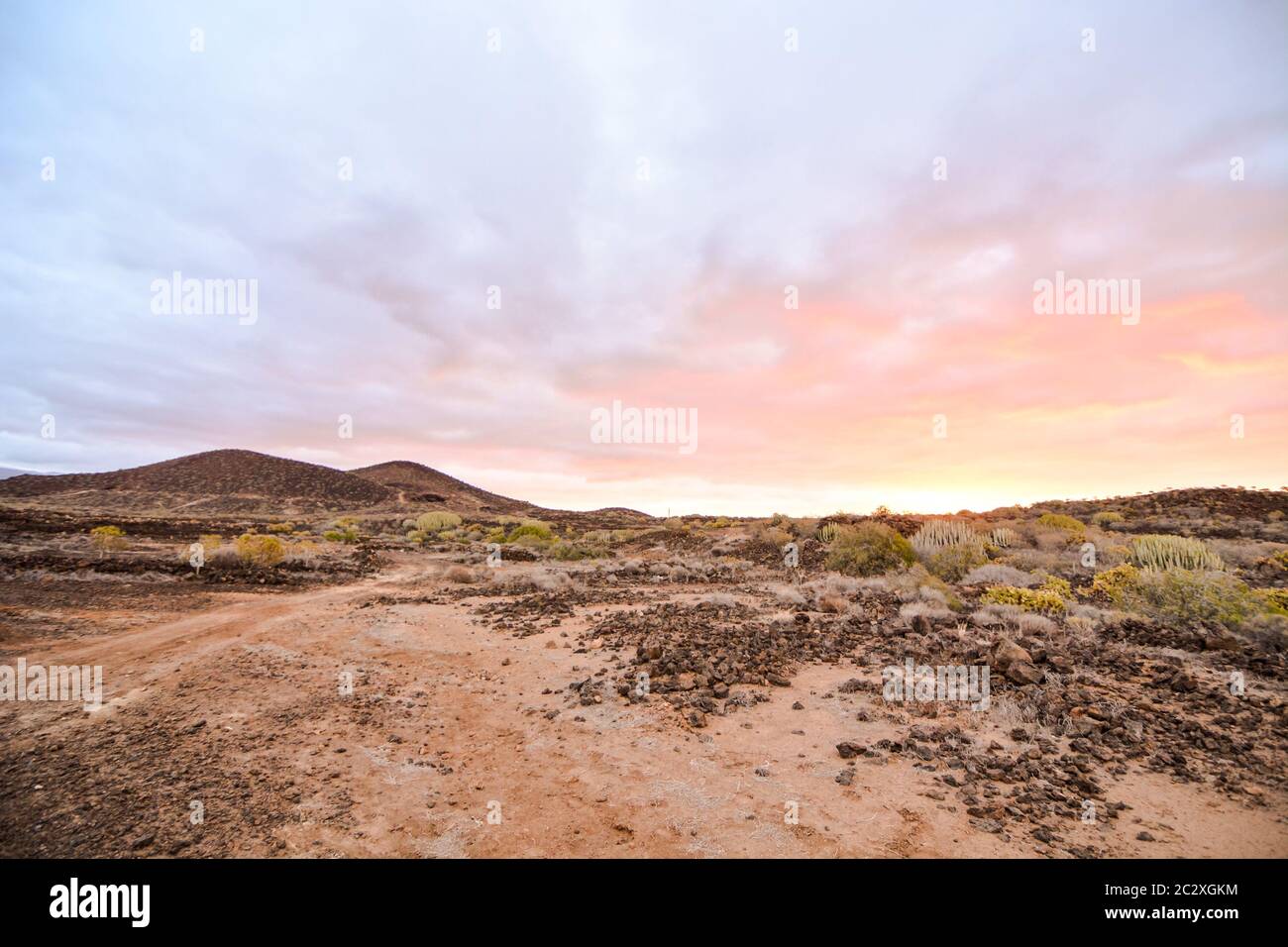 Photo Picture of a Beautiful Dry Desert Landscape Stock Photo - Alamy