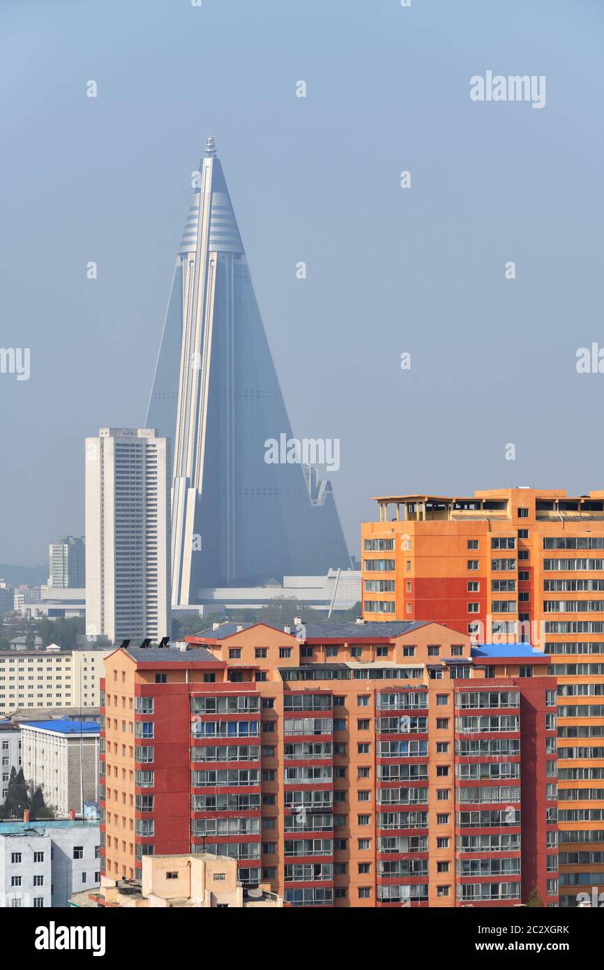 Pyramid shaped skyscraper hi-res stock photography and images - Alamy