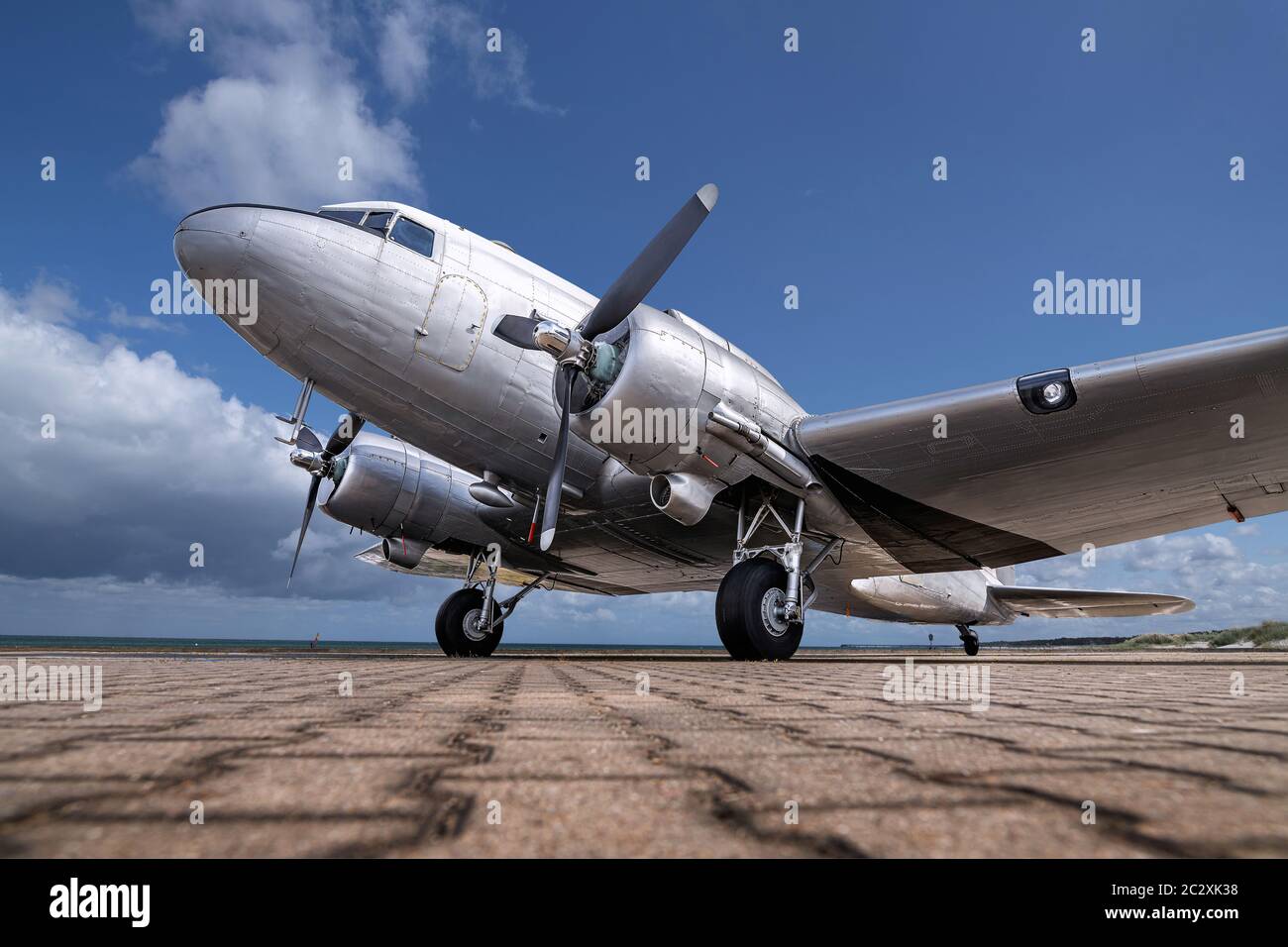 Low angle shot aircraft hi-res stock photography and images - Alamy