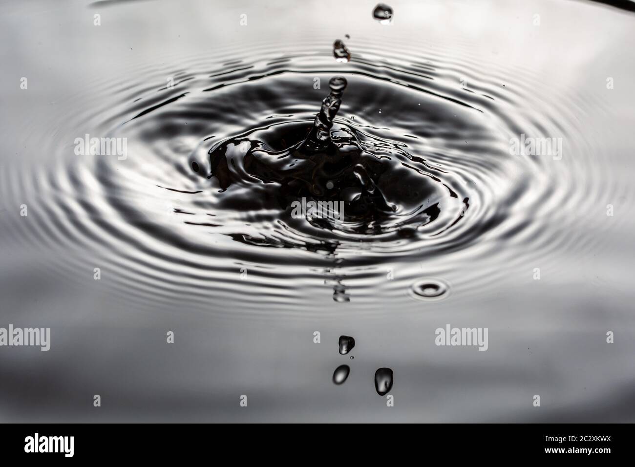 water droplets splashing into water, splashing water rain drops Stock ...